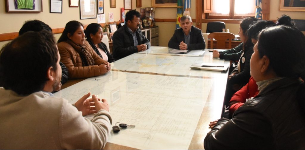 La Comunidad Boliviana dialogó con el jefe comunal sobre la ... La Comunidad Boliviana dialogó con el jefe comunal sobre la ...